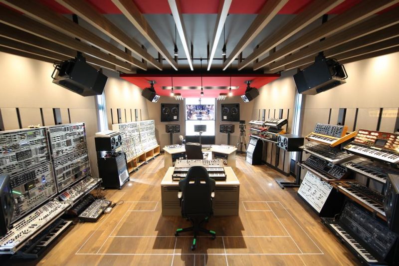 LinusTechTips Gives You a Guided Tour of Deadmau5 Studio at His Home in ...